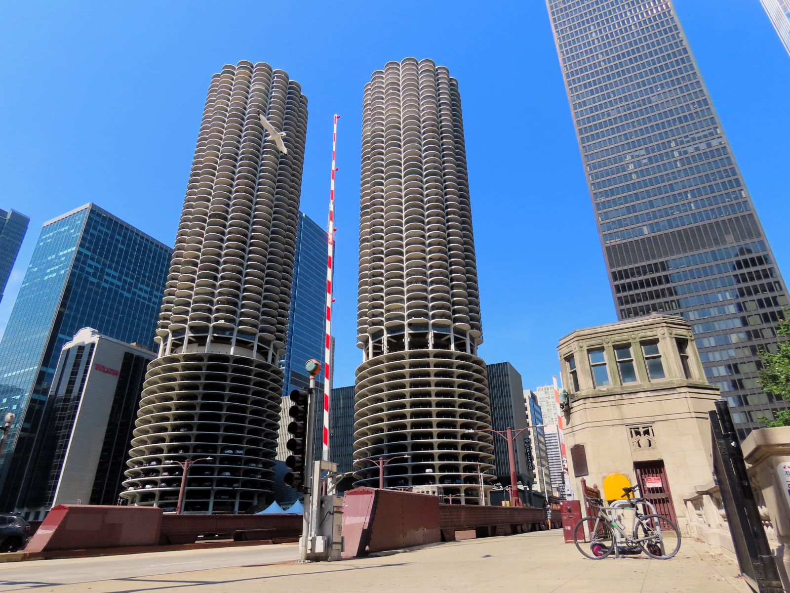 Marina Towers (Bertrand Goldberg, 1964-68) 9/18/24 – Chicago Bike ...